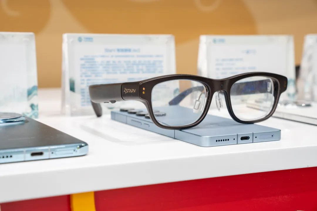 AI眼镜大战MWC25：AR显示是标配，生态互联成下半场焦点 - 4399 PAY